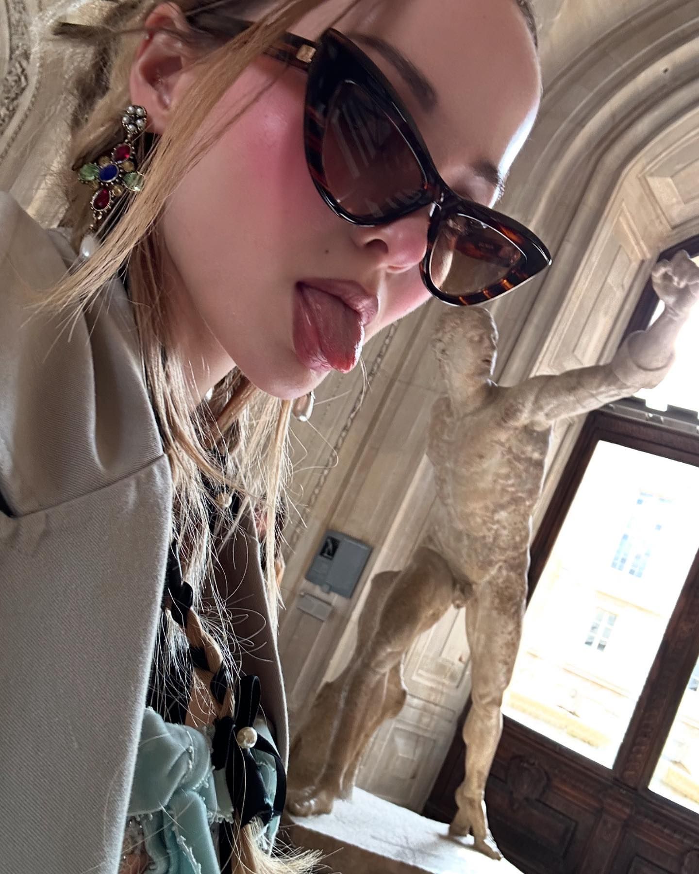 Dove Cameron deslumbra en París y deja huella en Instagram