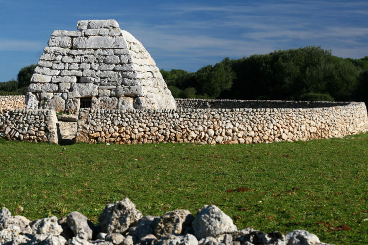 Descubre la Naveta des Tudons el monumento más antiguo de Europa en Menorca
